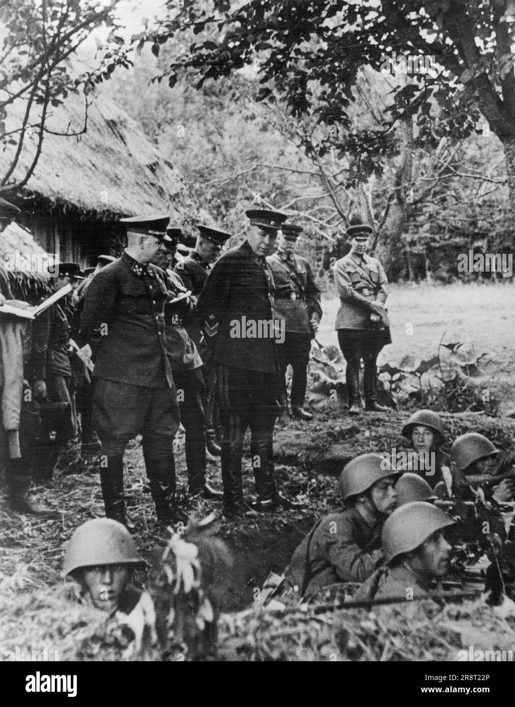 Le maréchal Timoshenko - il visite un point fort de son réseau défensif ...