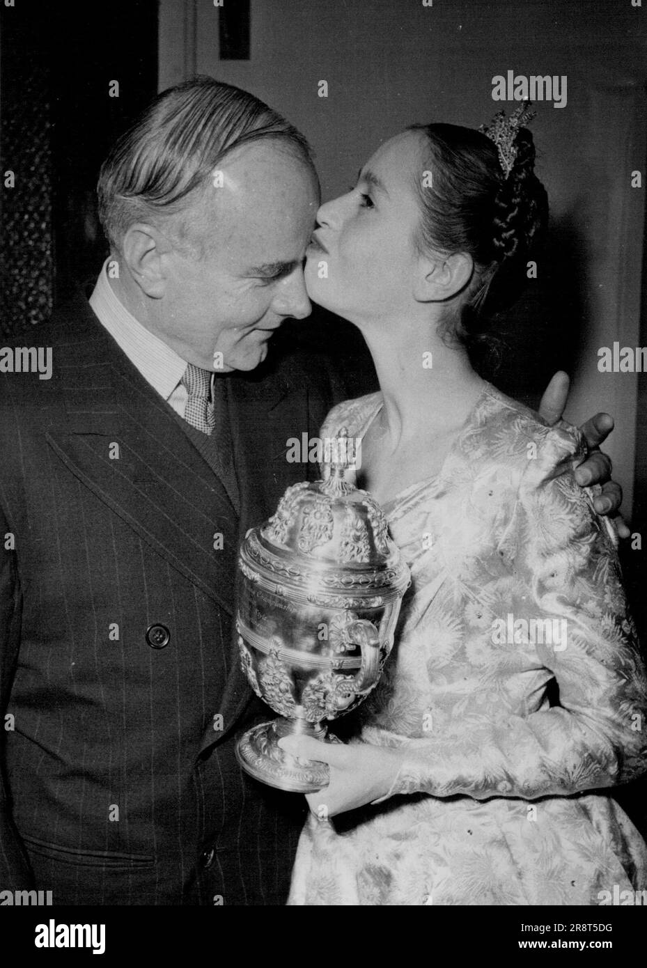 Yvonne soudain, 14 une écolière de Kensington, embrasse son entraîneur ...