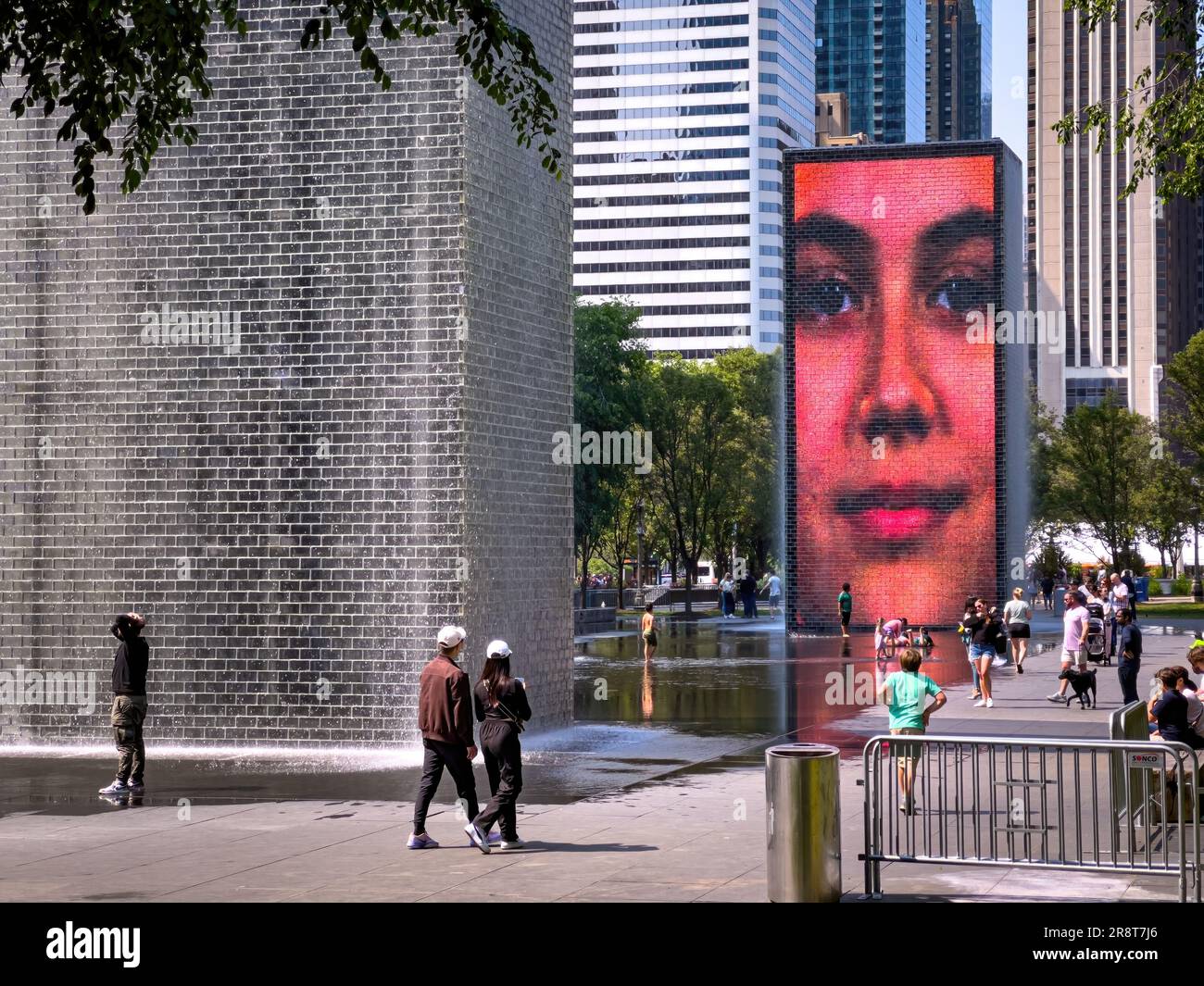 Crown Fountain au Millennium Park à Chicago la nuit - CHICAGO, ÉTATS ...