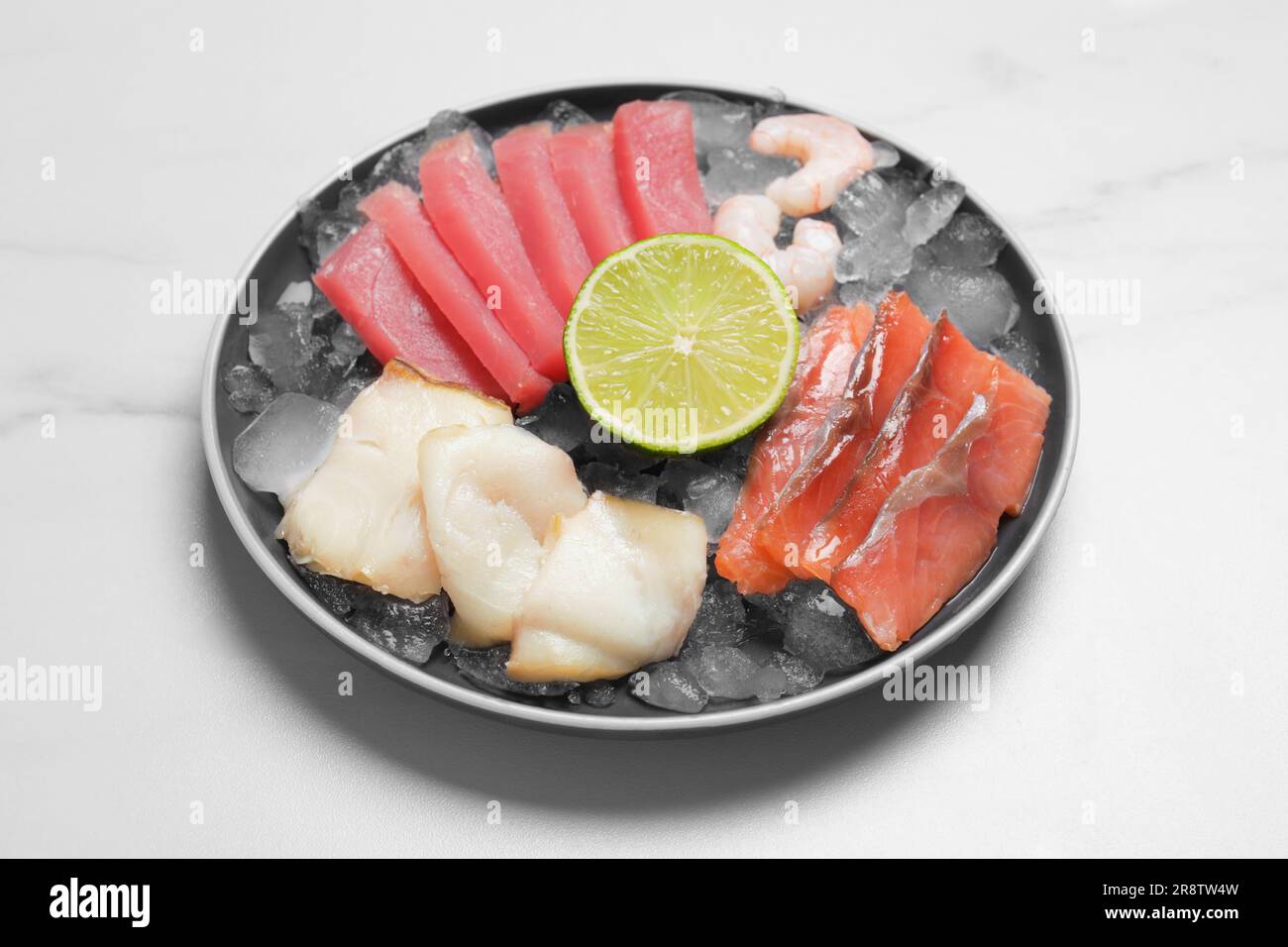 Set de sashimi (tranches brutes de thon, de saumon, de poisson gras et ...