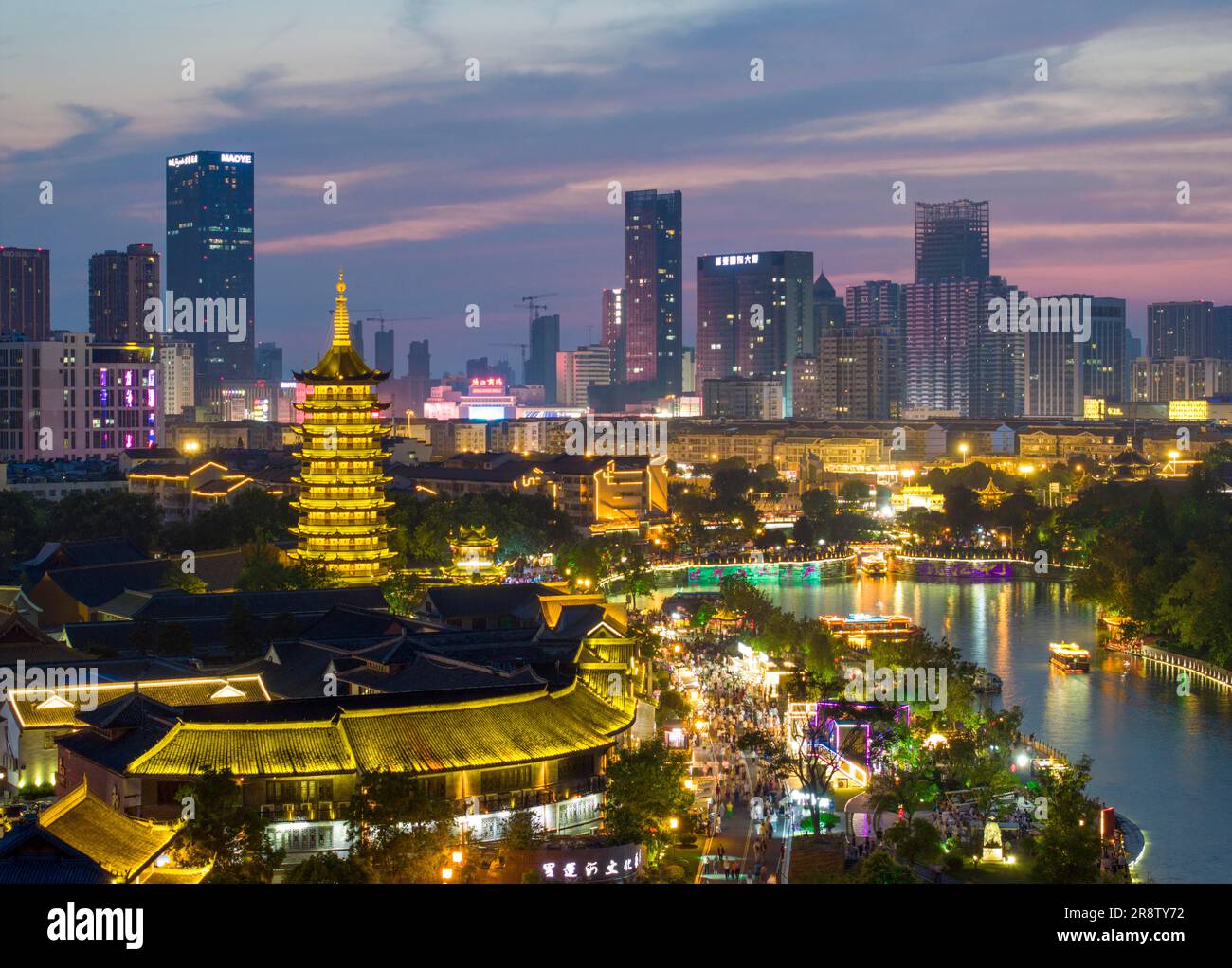HUAI'AN, CHINE - 22 JUIN 2023 - les touristes prennent une promenade en ...