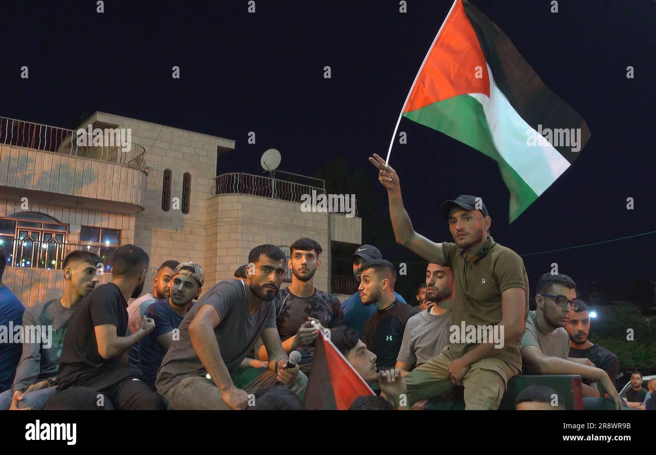 TURMUS AYYA, ISRAËL - JUIN 21 : Des hommes palestiniens détiennent des ...