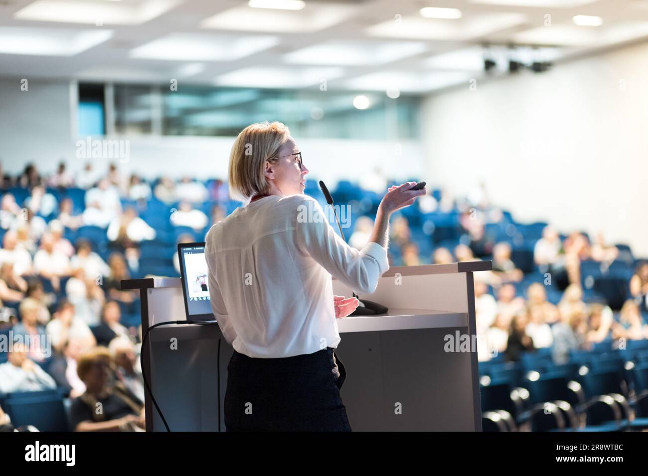 Une femme donne un discours sur la conférence d'affaires d'entreprise. Personnes méconnues dans ...