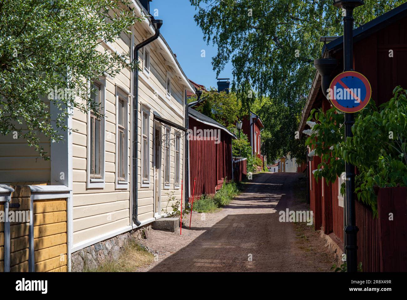 Vue pittoresque sur les rues étroites et non pavées de ...