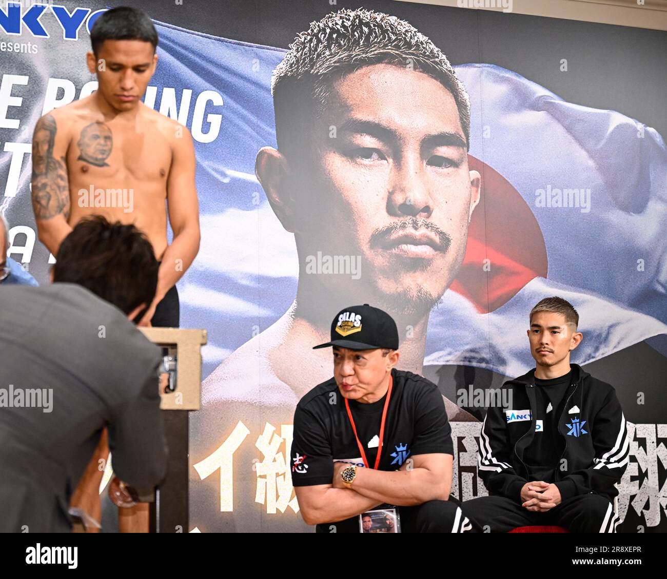 Joshua Franco (L) des États-Unis pendant la pesée pour le combat de ...
