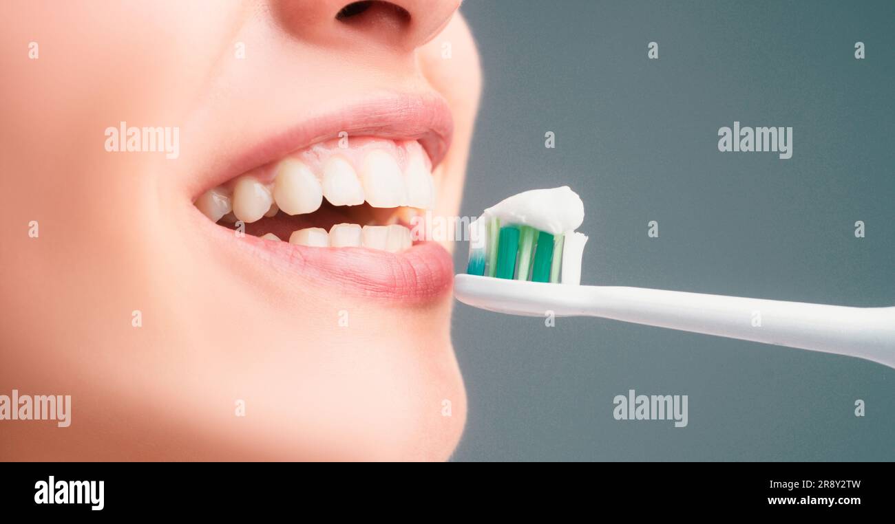 Fermez la bouche avec une brosse à dents. Clinique de soins dentaires ...