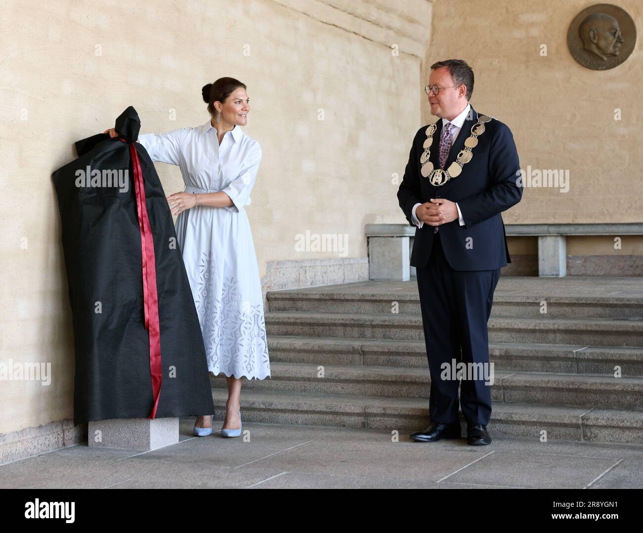 La princesse de la Couronne Victoria inaugure la nouvelle œuvre ...