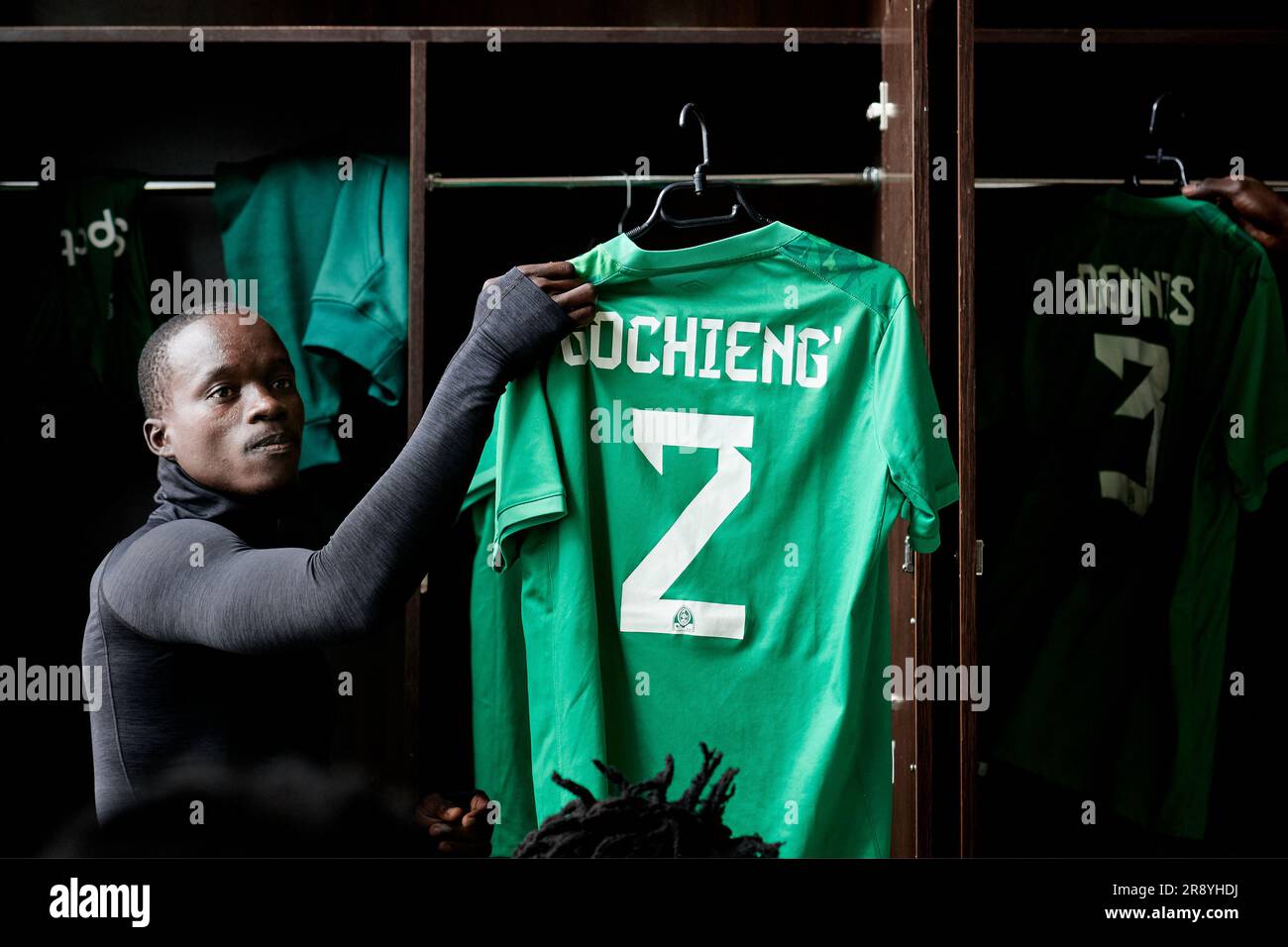 Nairobi, Kenya. 21 juin 2023. Geoffry OCHIENG (DF, Gor Mahia) montre son maillot pour égaler les ...
