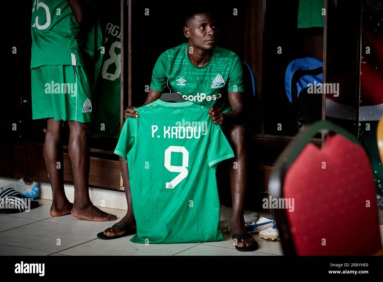 Nairobi, Kenya. 21 juin 2023. Patrick KADDU (FW, Gor Mahia) montre son maillot pour faire ...