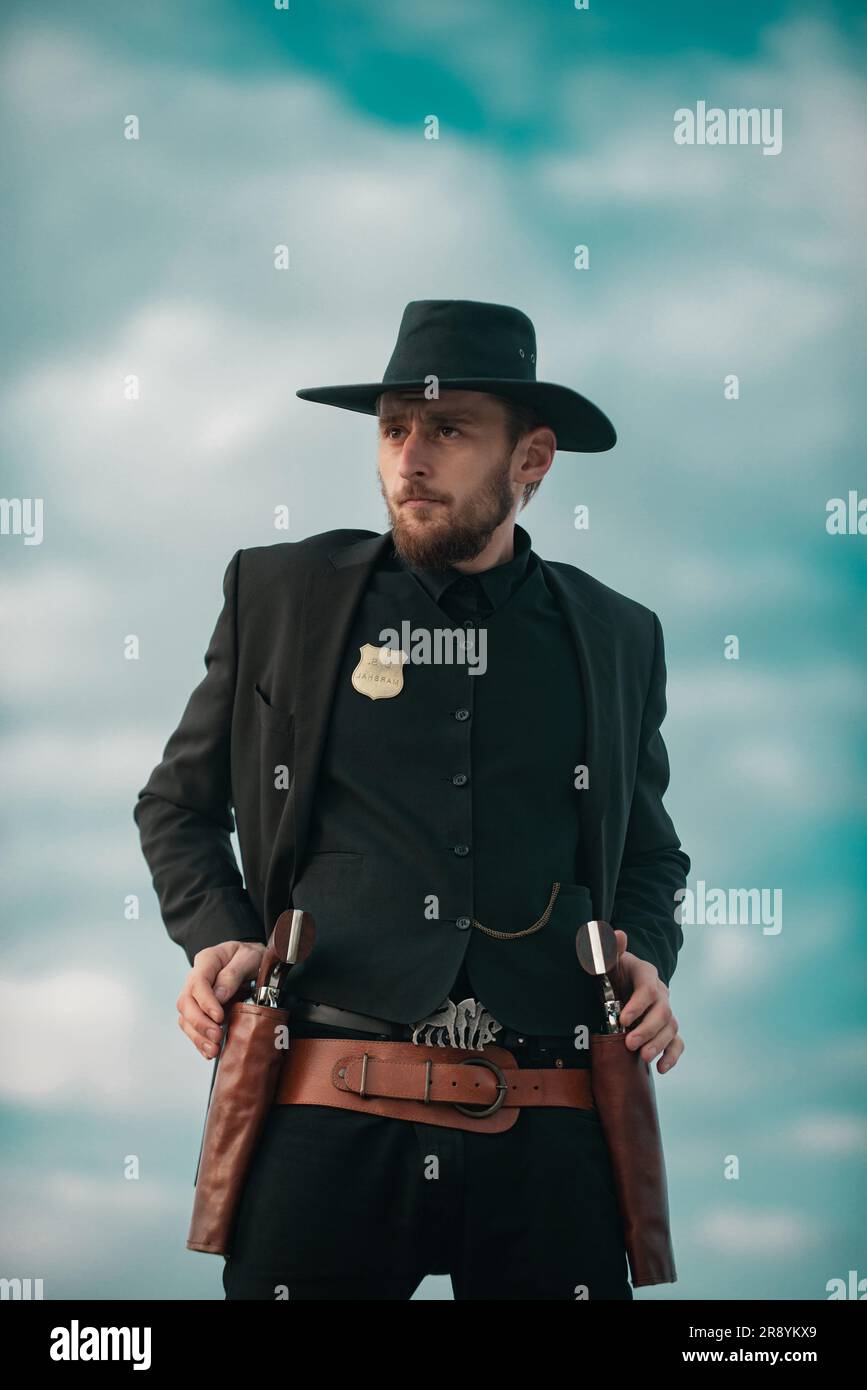 Shérif officier en costume noir et chapeau de cow-boy. Homme avec des ...
