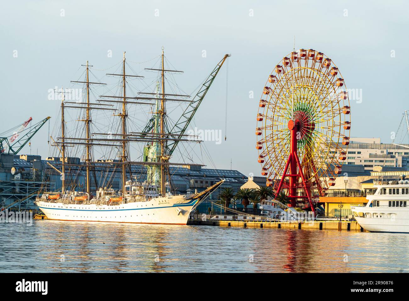 Kobe Waterfront dans l'heure d'or du matin avec la grande roue rouge ...
