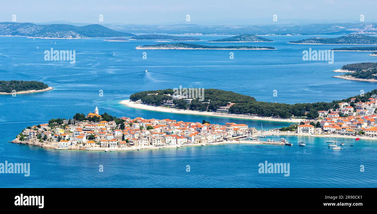 Primosten, Croatie - 30 mai 2023: Ville de Primosten sur Une péninsule ...