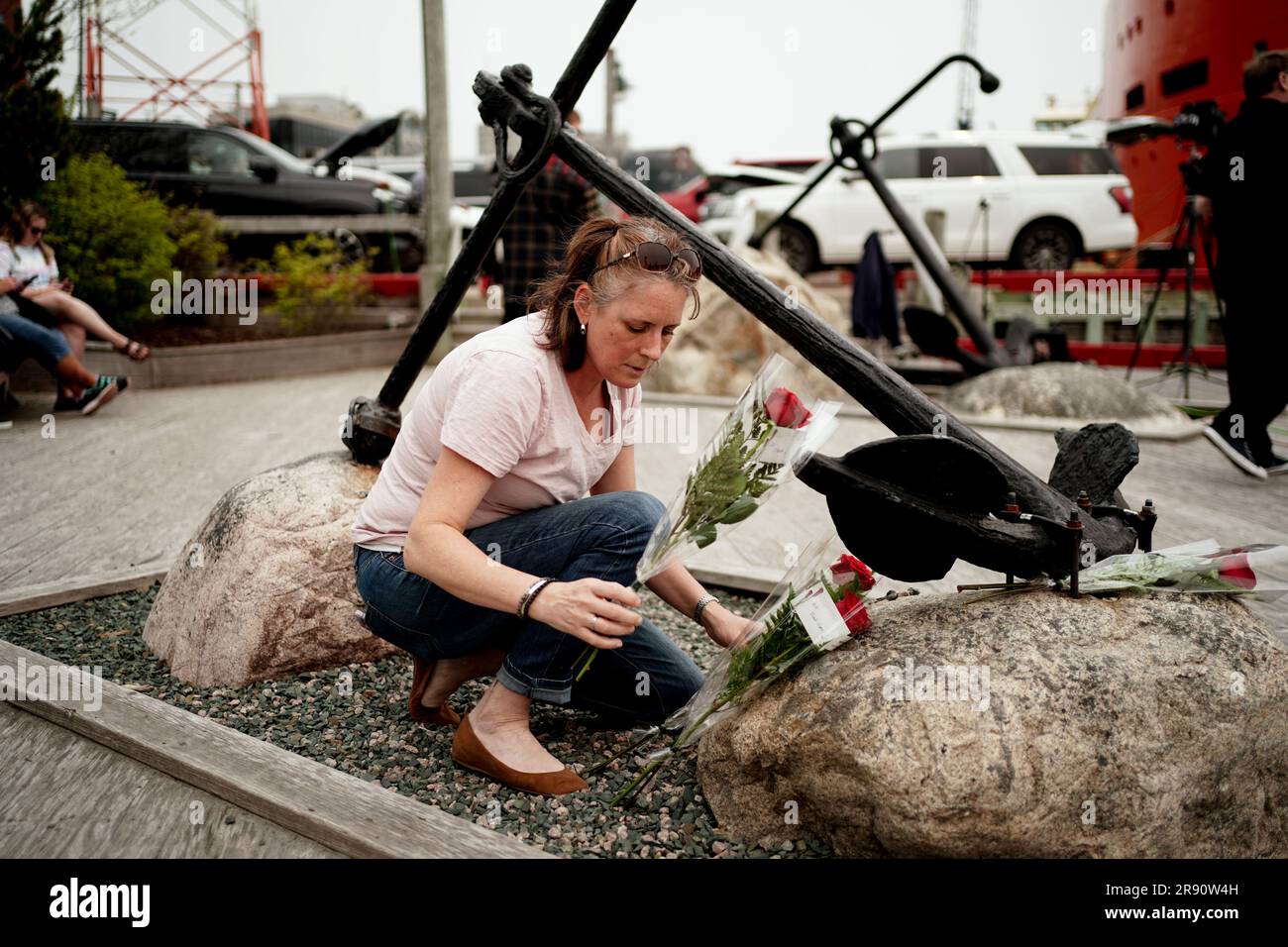 Patsy Power, une résidente de St John, place des fleurs à un point d ...