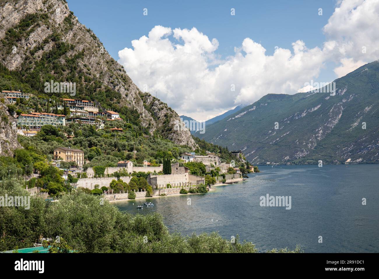 Vue pittoresque sur le lac de Limone sur le rivage et les montagnes ...