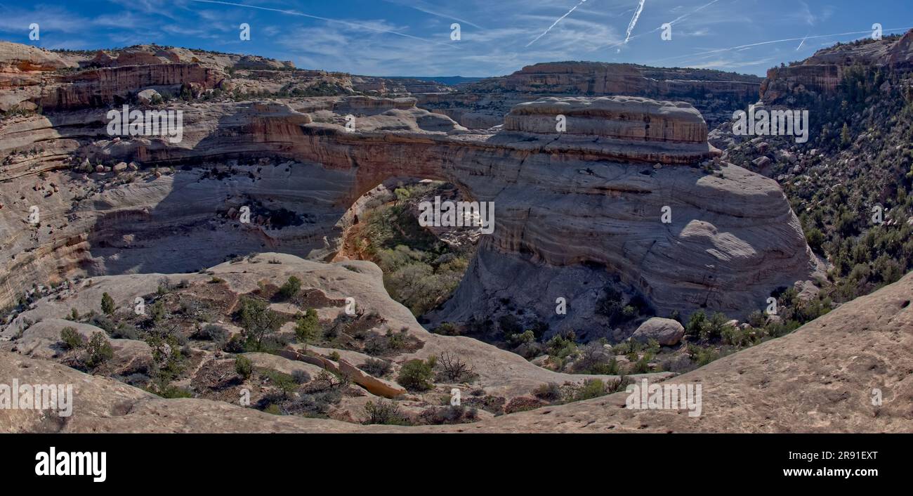 Le pont Sipapu au monument national de Natural Bridges, Utah. C'est l ...