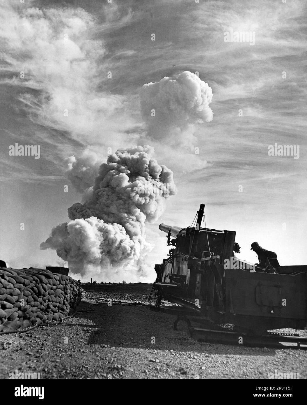 Frenchman's Flat, Nevada : 25 mai 1953. Le premier obus d'artillerie ...