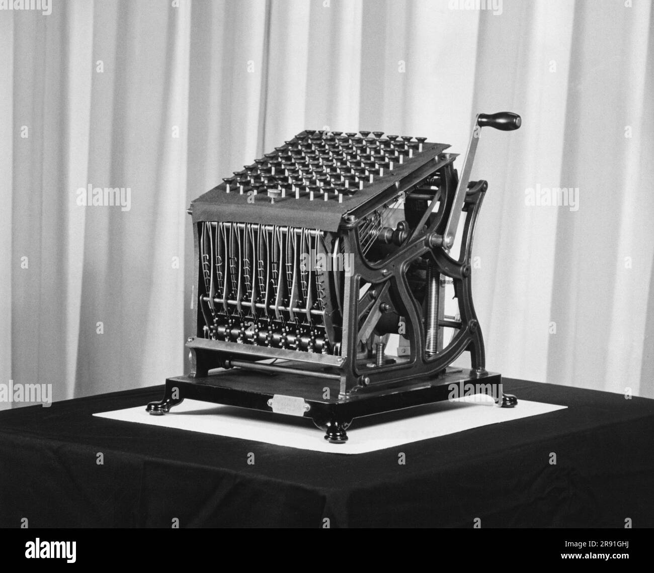 Machine à calculer au tournant du siècle Banque d'images noir et blanc ...