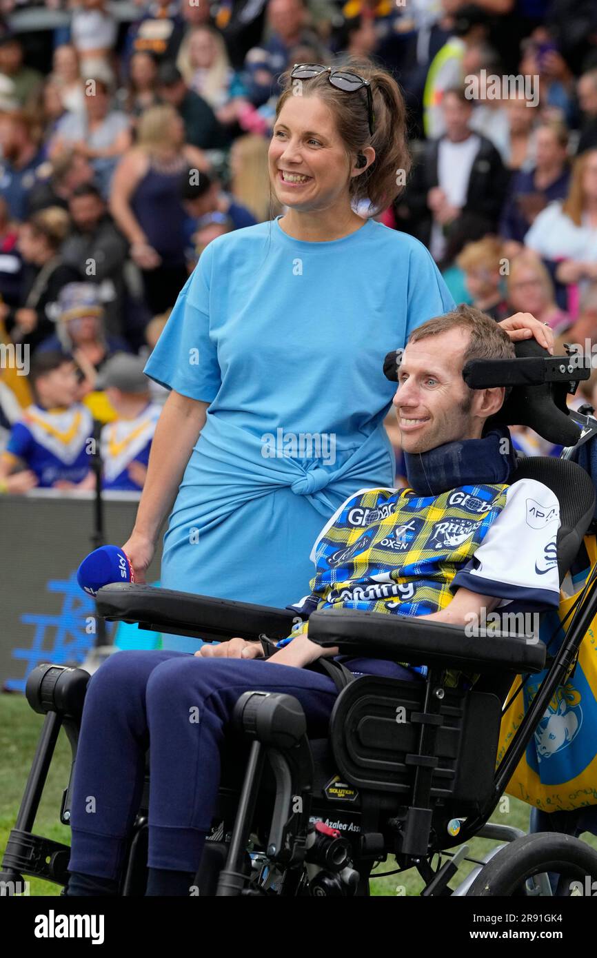 Lindsay et Rob Burrow sont présentés à la foule avant le match de la ...