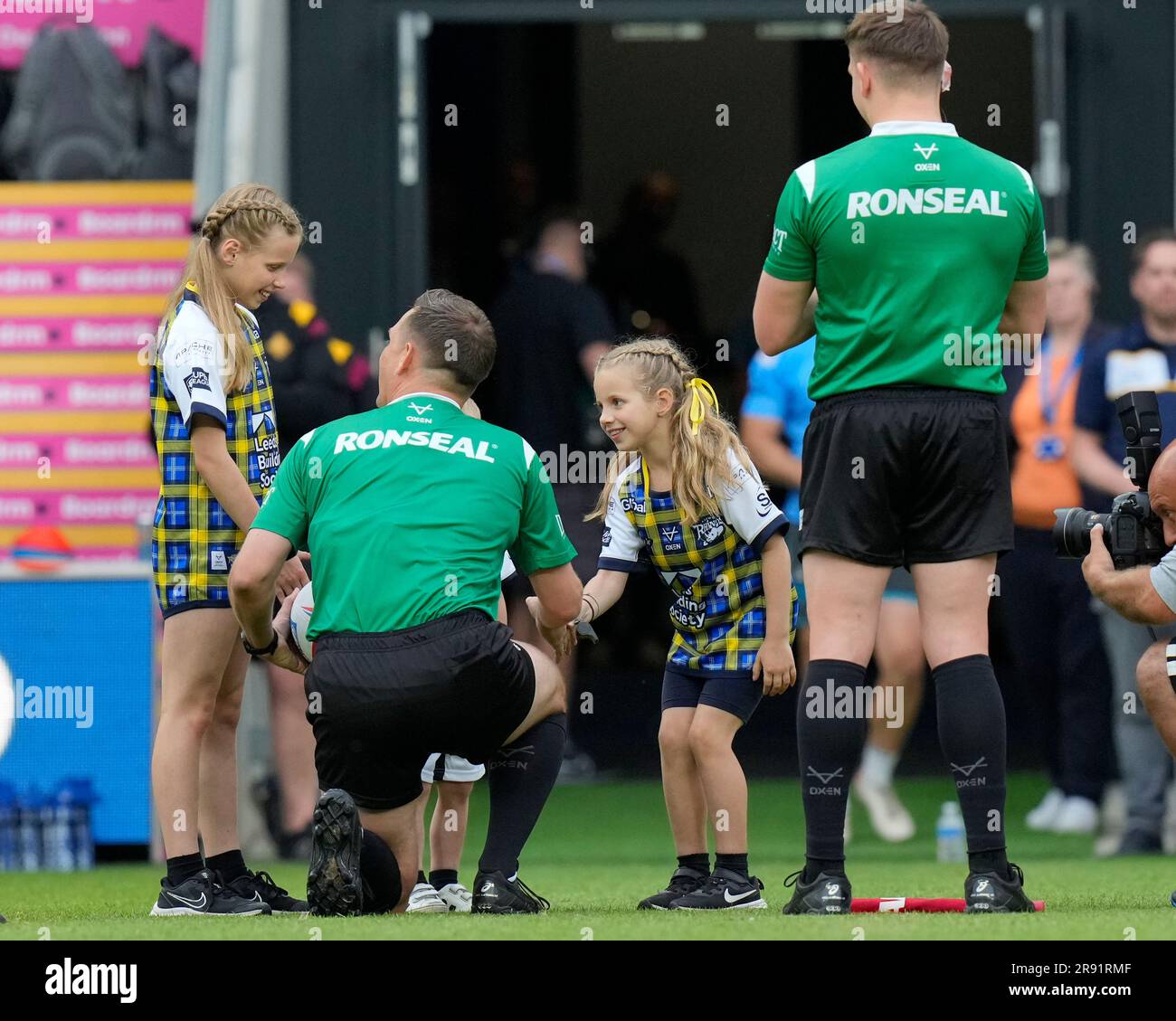 Rob Burrows son Jackson (caché) et filles Macy et Maya livrent le ...