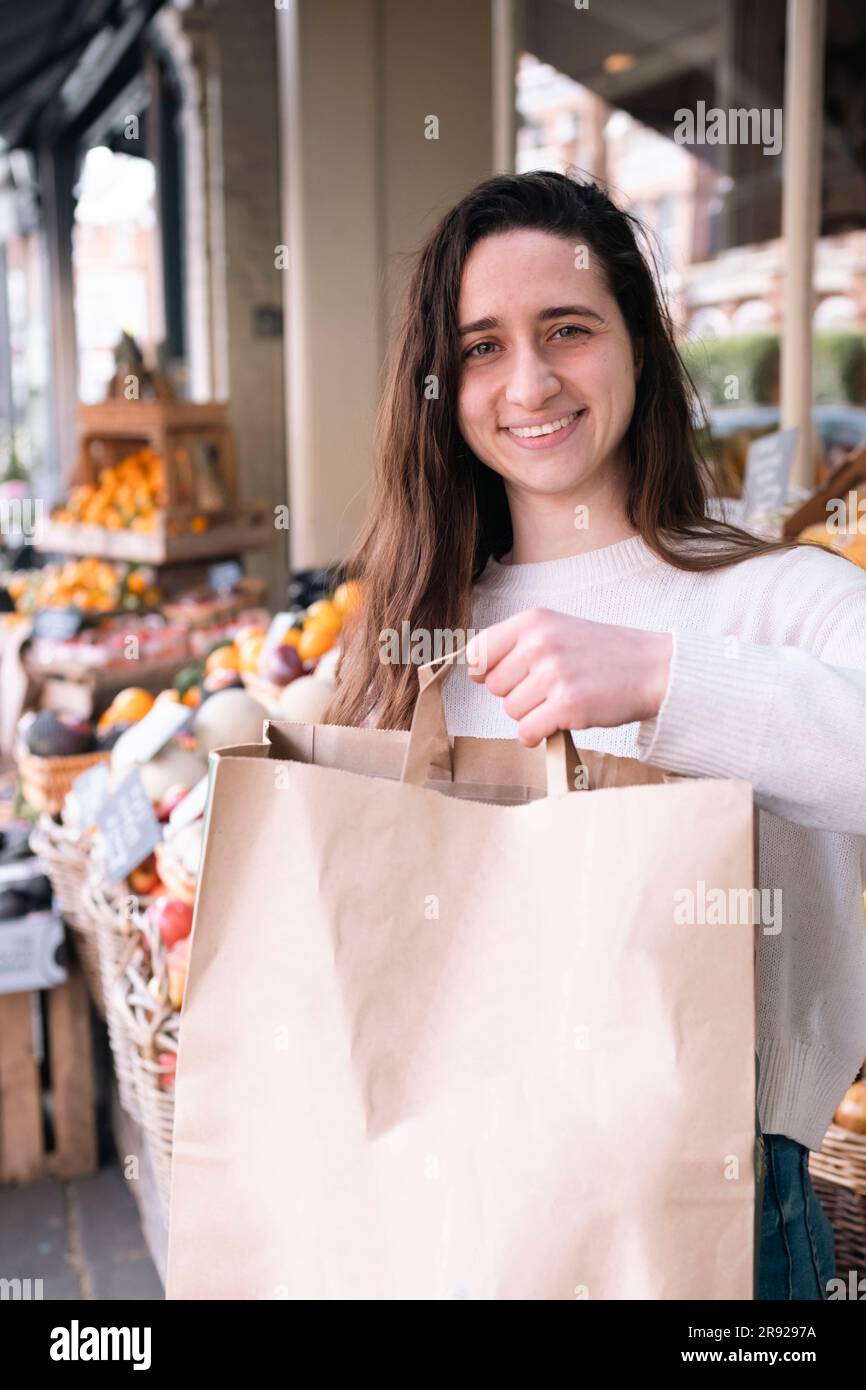épicier magasin de fruits et légumes Banque de photographies et d ...