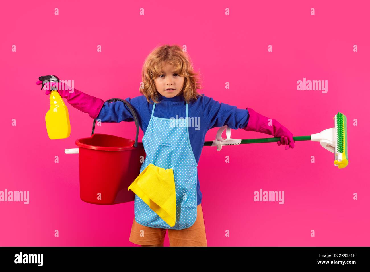 Maison de nettoyage pour enfants. Détergents et accessoires de ...