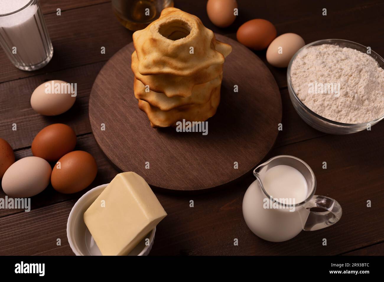 Baumkuchen, sakotis, sekacz au centre et les ingrédients autour sur ...