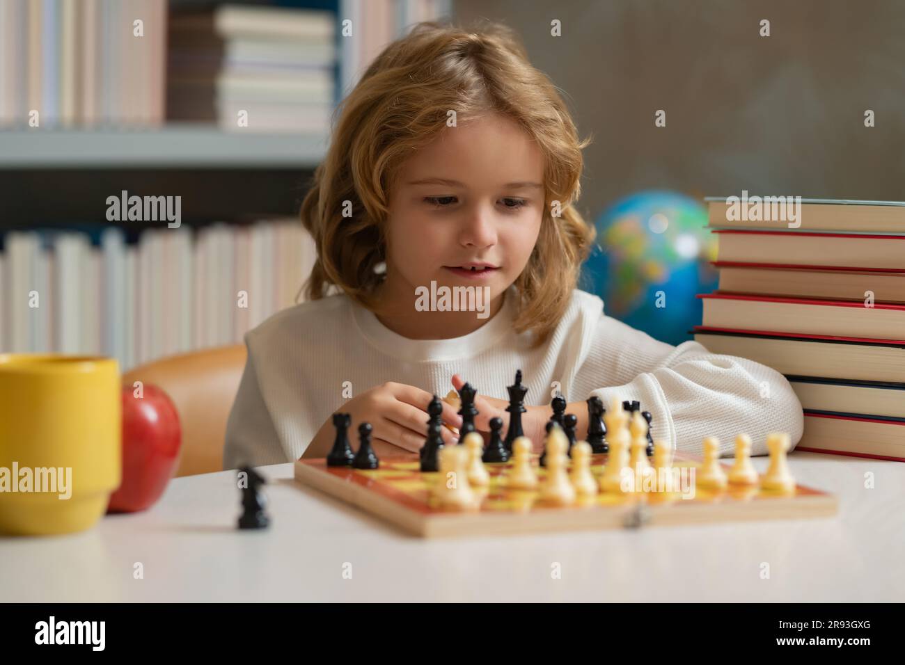 Développement précoce. Garçon pensant aux échecs. Le concept de l ...