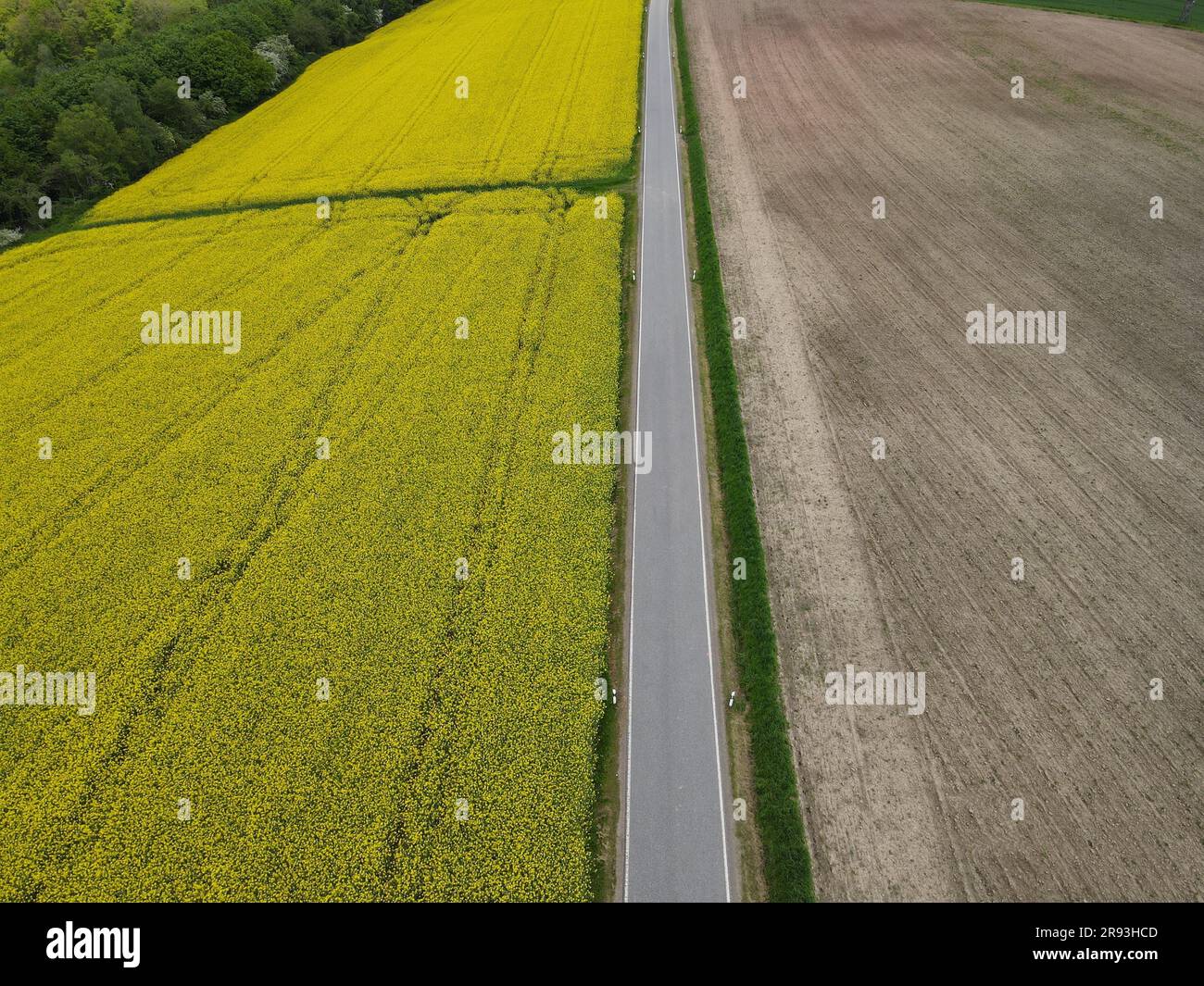 Vue depuis le dessus d'une route entre un champ arable labouré avec du ...