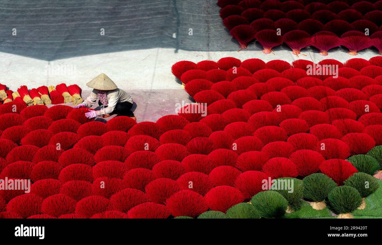 Les travailleurs de village traditionnels de l'encens d'Ung Hoa font le ...