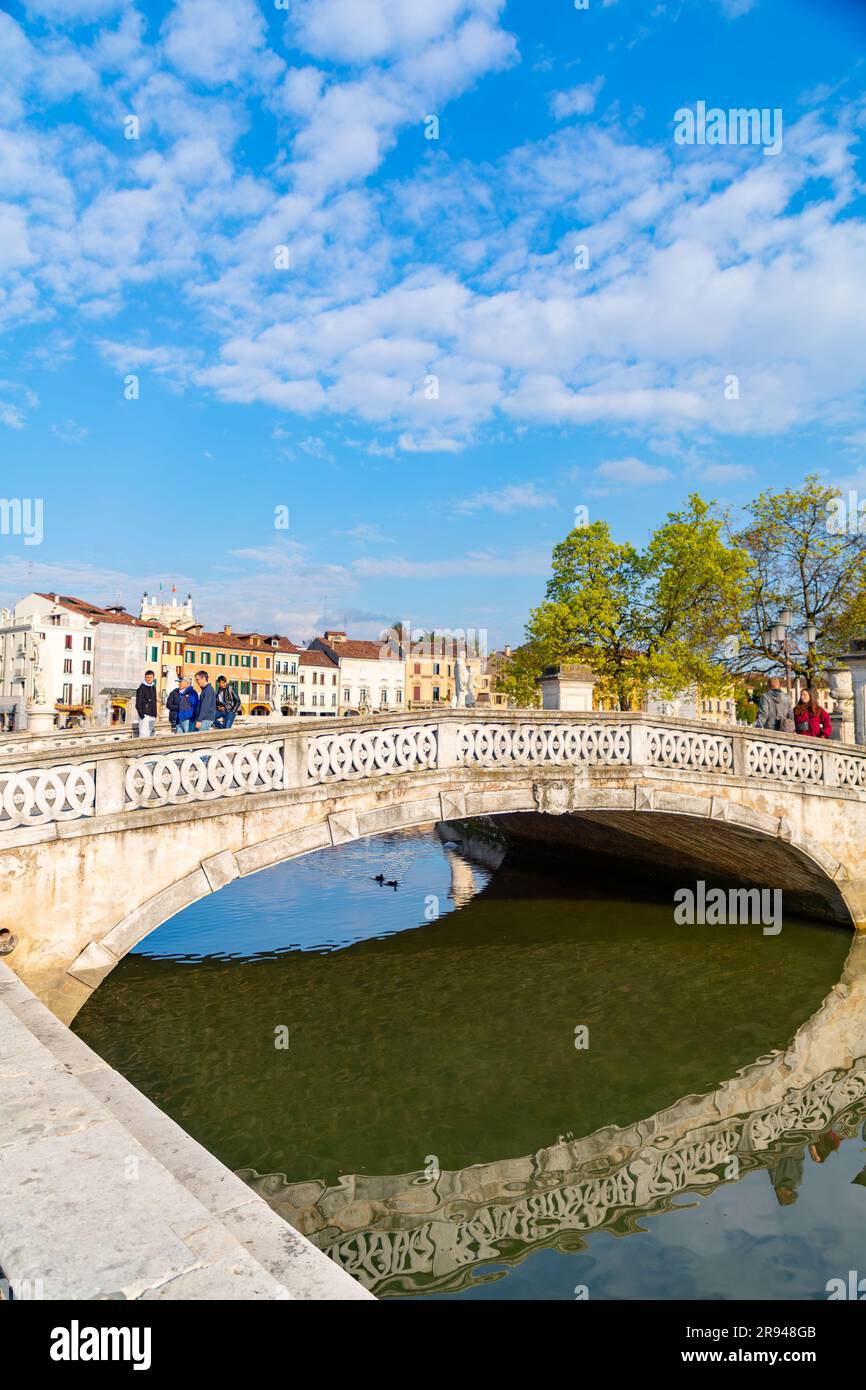 Padoue, Italie - 4 avril 2022: Prato della Valle est une place ...