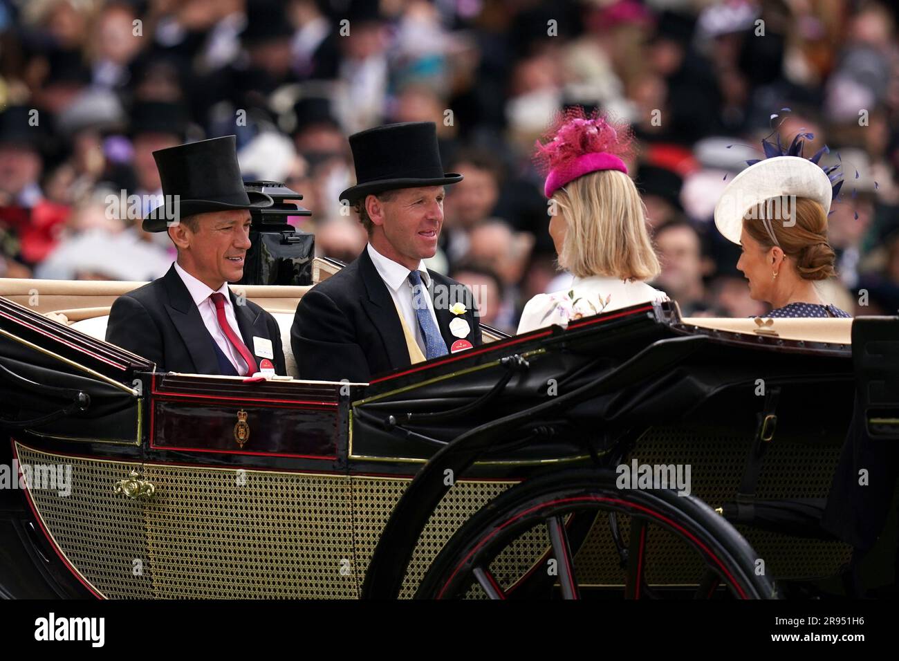 La calèche transportant Frankie Dettori (à gauche), Jamie Snowden ...
