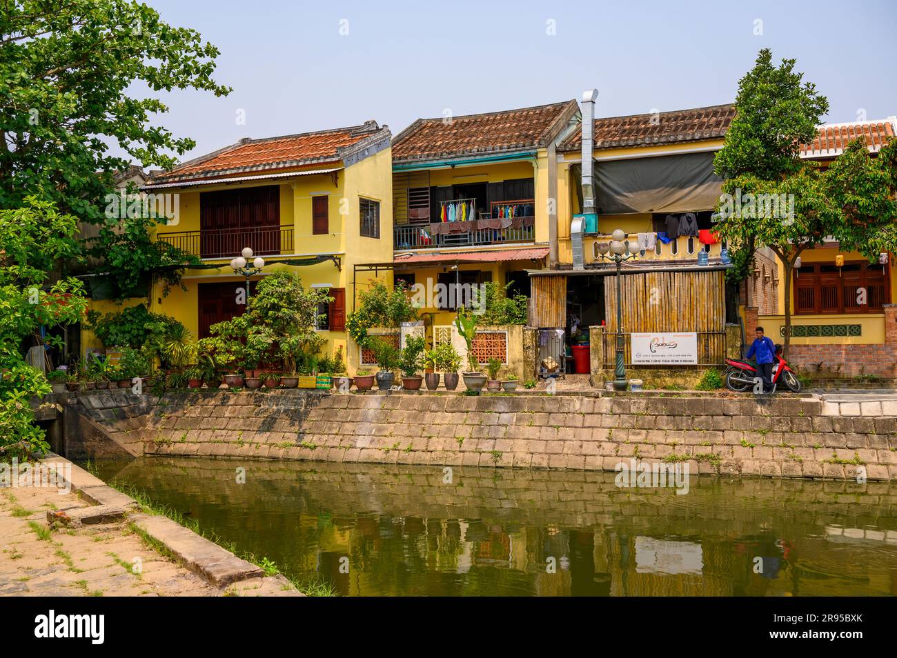 Un étang avec une rangée de maisons traditionnelles au bord de l'eau dans la vieille ville de ...
