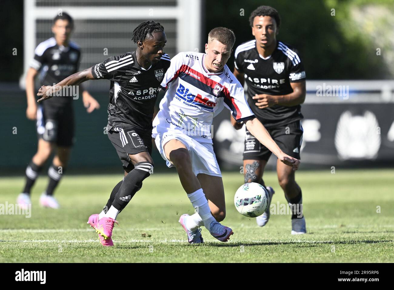 Eupen, Belgique. 24th juin 2023. Amadou Keita d'Eupen et Tom Panepinto ...