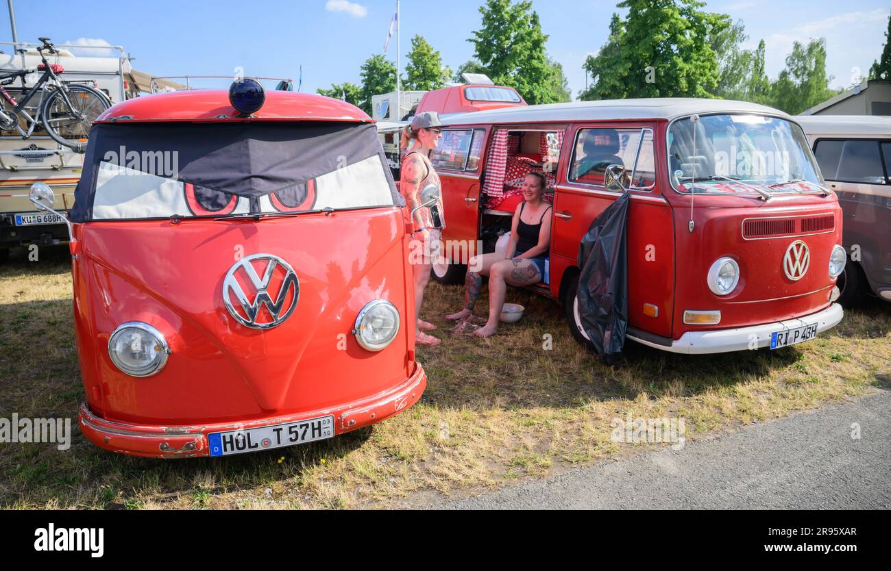 Vw bus festival 2023 Banque de photographies et d’images à haute ...