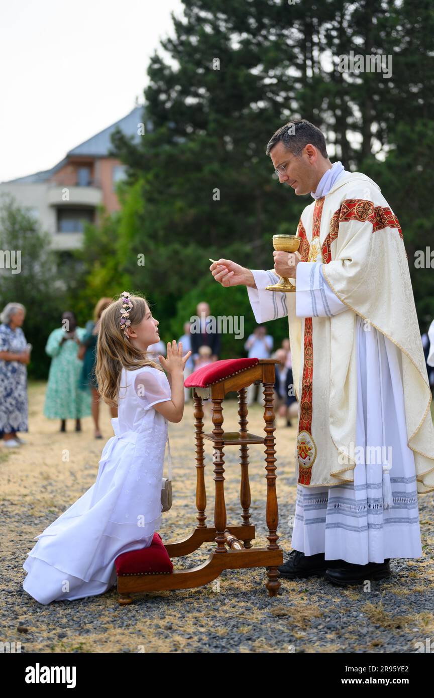 Enfant recevant la communion Banque de photographies et d’images à ...