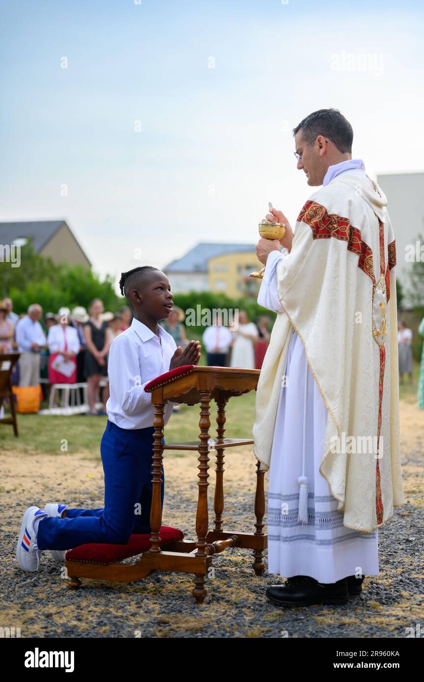 Enfant recevant la communion Banque de photographies et d’images à ...