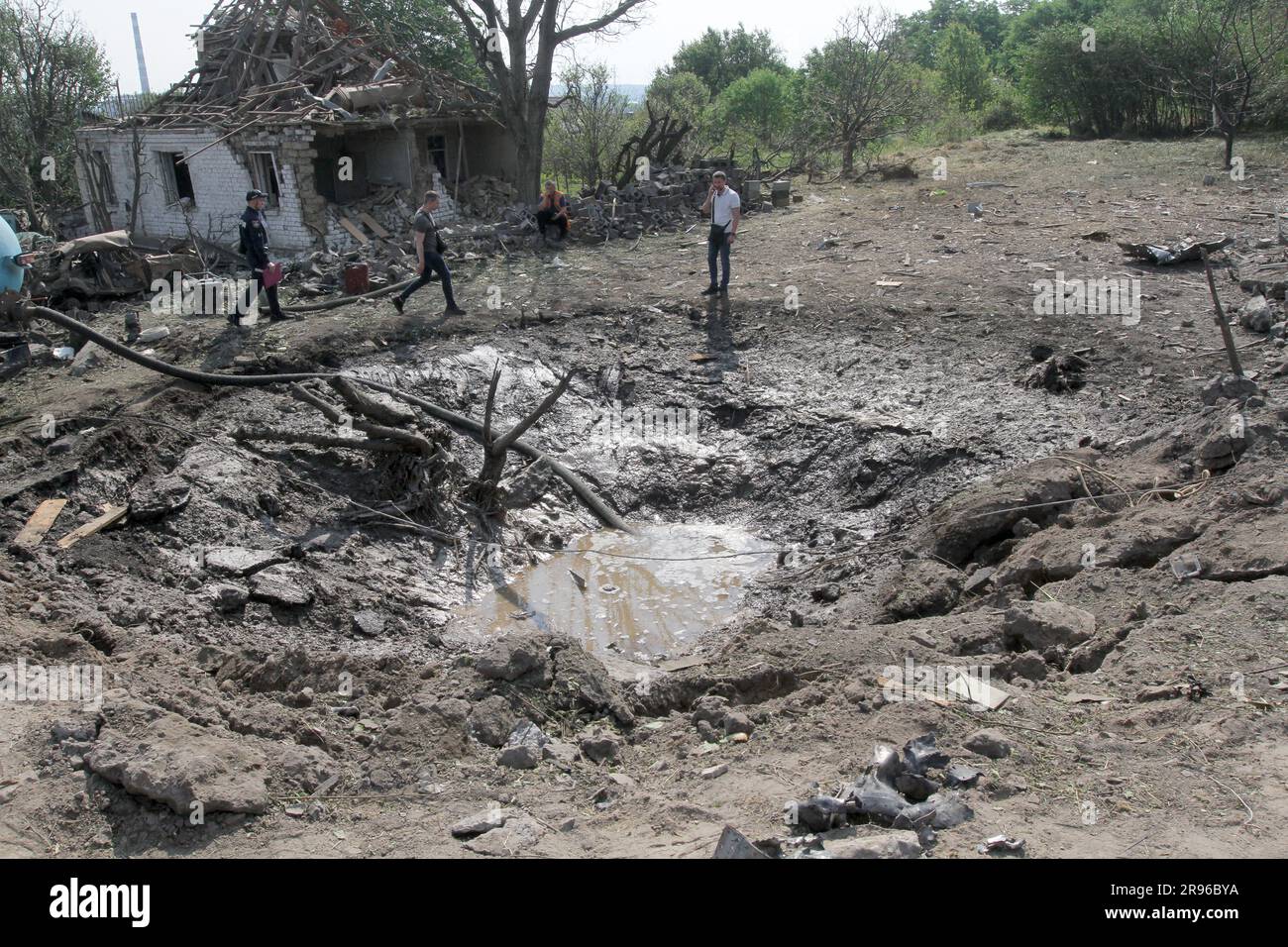 DNIPRO, UKRAINE - 24 JUIN 2023 - le cratère créé par une fusée russe ...