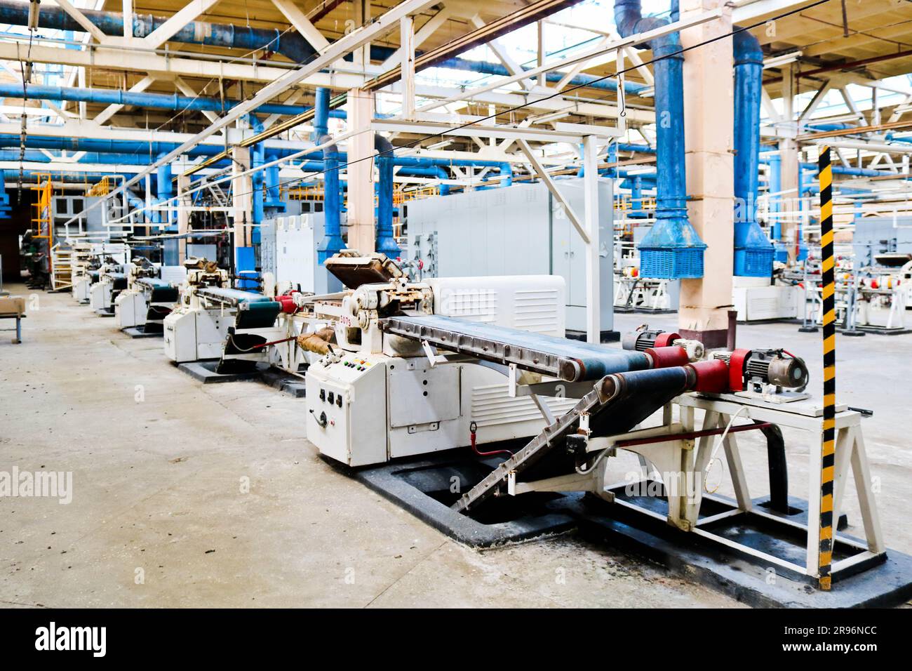 Bel équipement industriel métallique d'une chaîne de production dans ...