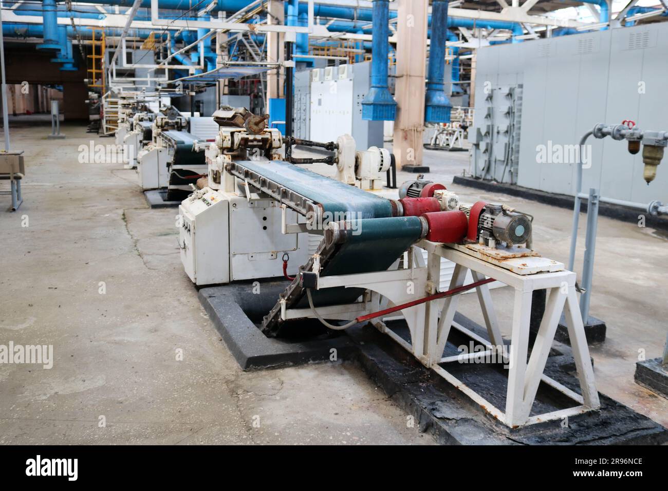 Bel équipement industriel métallique d'une chaîne de production dans ...