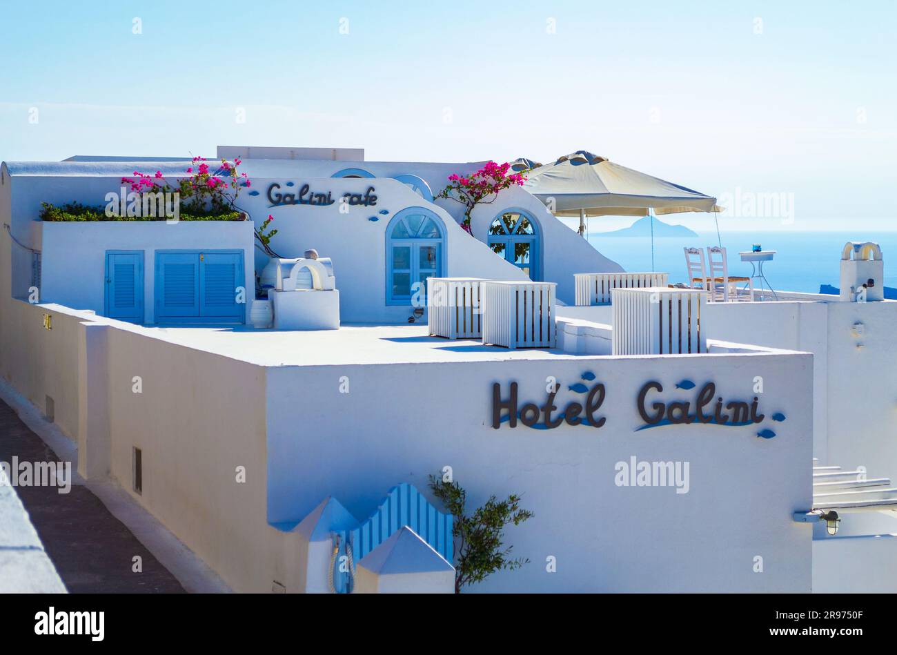 Pittoresque Santorini île Caldera au sommet de la falaise villages ...