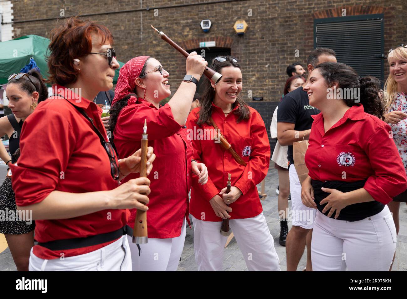 Londres, Royaume-Uni. 24th juin 2023. Un groupe des Casatellers est vu jouer la chanson ...