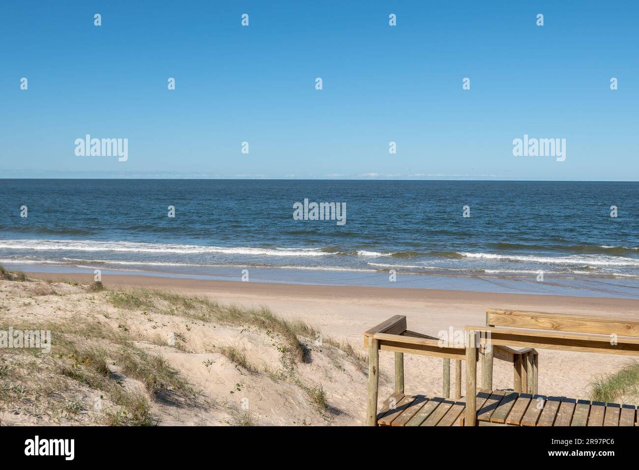 Atlantida, Uruguay : 2023 2 mai : pêcheurs sur la plage de la ville ...