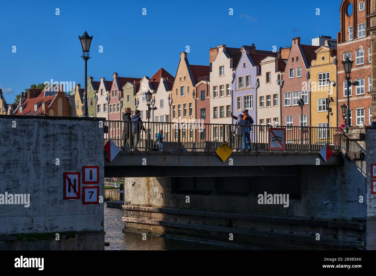 Ville de Gdansk en Pologne, rangée d'immeubles historiques et pont vert ...