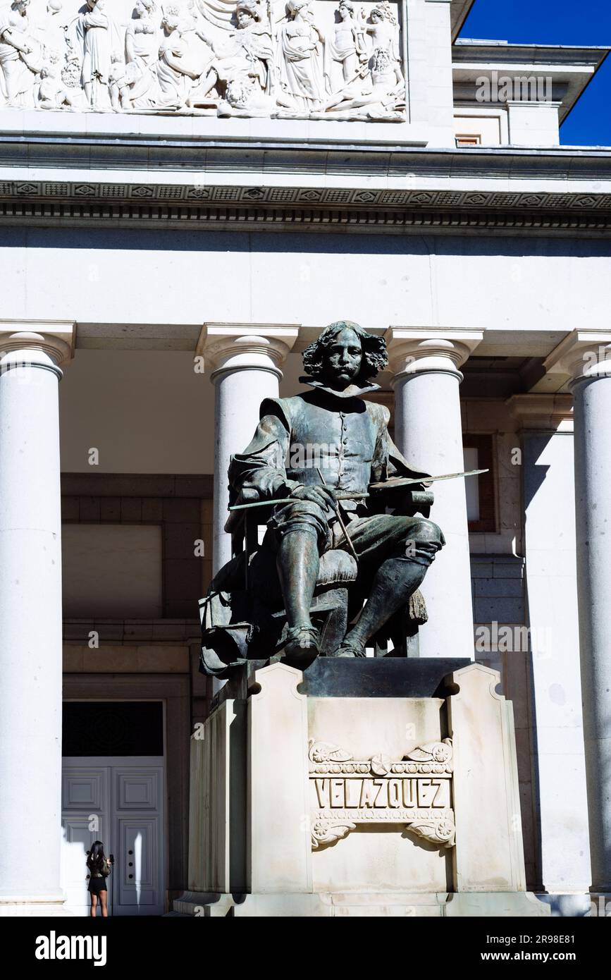 Velazquez statue in el prado museum Banque de photographies et d’images ...