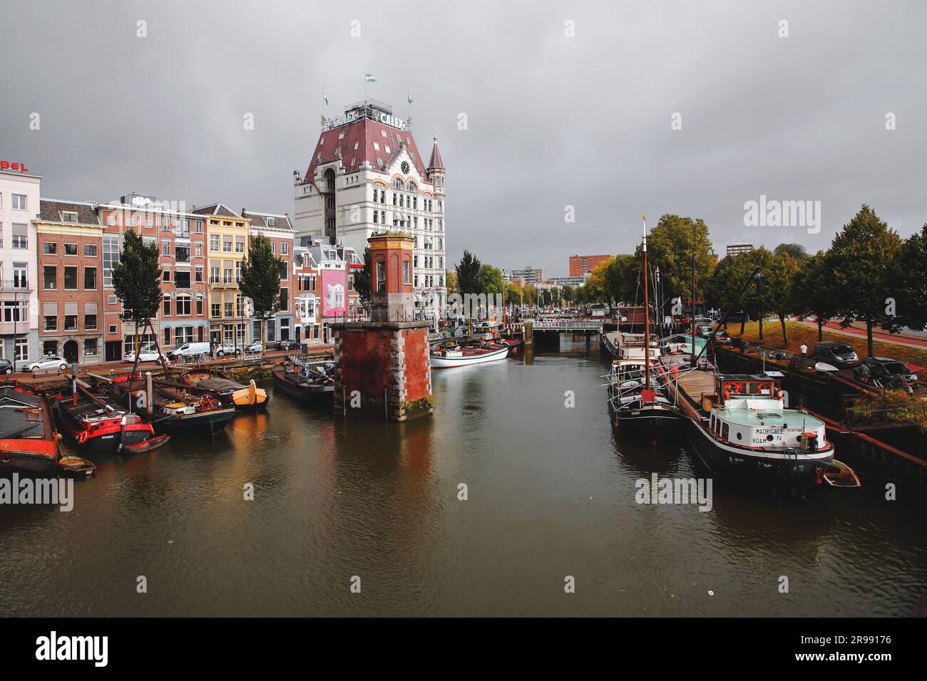 Rotterdam, NL - 6 octobre 2021: Bateaux à l'ancien port de Rotterdam ...