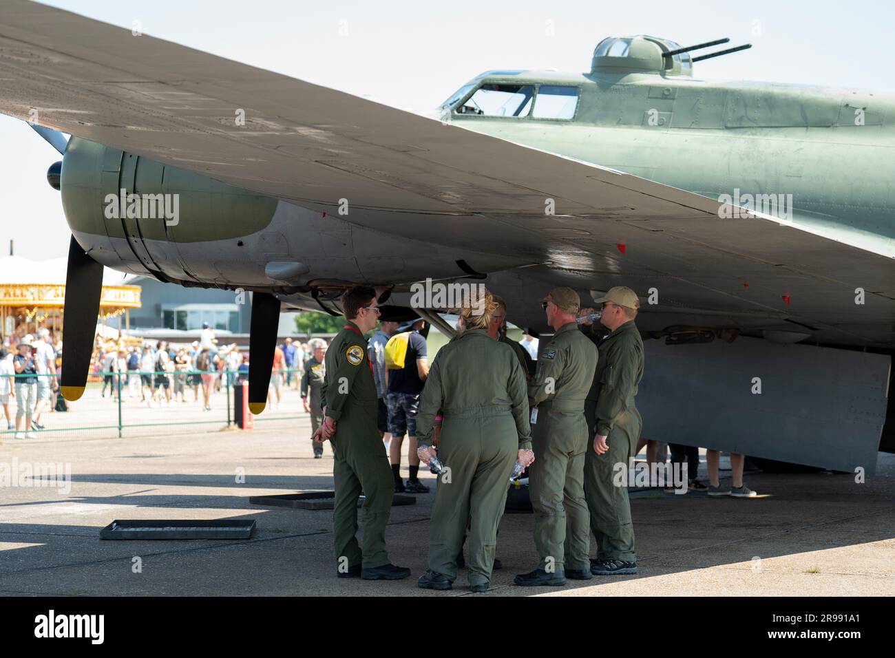 L'équipage du B-17 Flying Fortress Sally B, le dernier B-17 en Europe ...