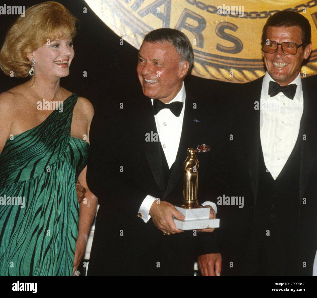 Frank sinatra et roger moore Banque de photographies et d’images à ...