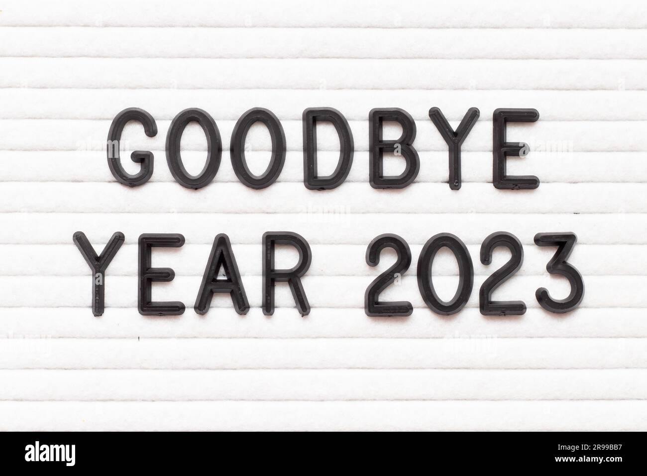 Lettre de couleur noire en mot adieu année 2023 sur fond de tableau de ...