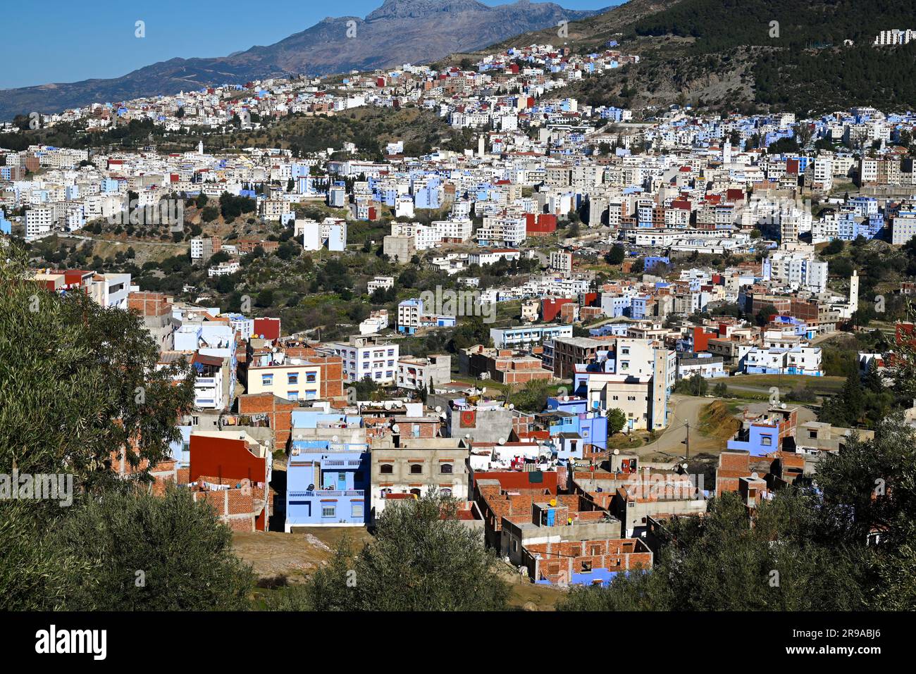 A l'entrée de Chefchaouen, au Maroc, une zone de vue offre une vue ...