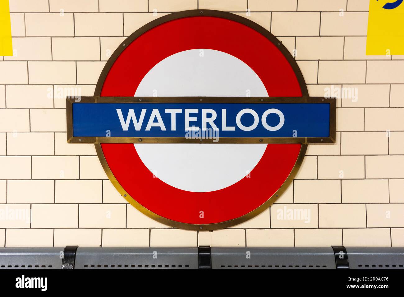 Panneau et logo de la station de métro Waterloo sur le mur à côté de la ...